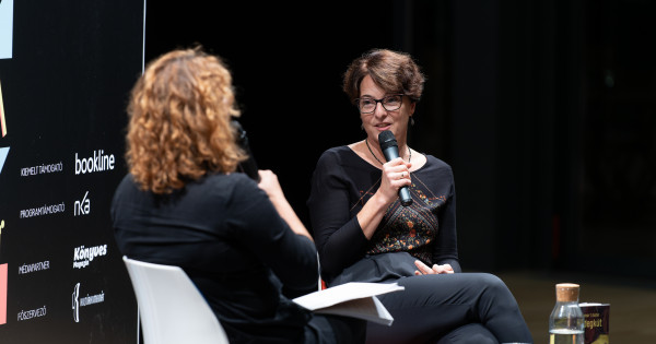 Molnár T. Eszter regénye megmutatja, hogyan indulhat el egy család a lejtőn minden igyekezete ...