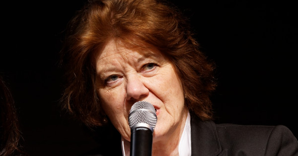 Elhunyt Anne Perry brit krimiíró, akiről a Mennyei teremtmények című ...