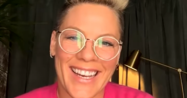 Pink 2000 betiltott könyvet osztogat szét a floridai koncertjein ...